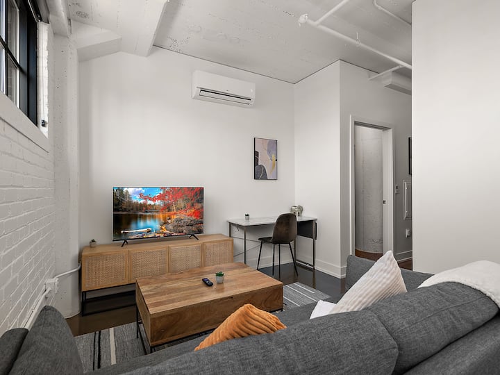 Nlg W/ Pool, Bowling Alley, Sauna | Cozysuites #21 - Minneapolis, MN