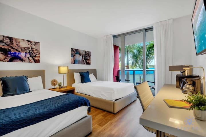 Stylish Studio Near Beach - Gym + Pool - Aventura, FL