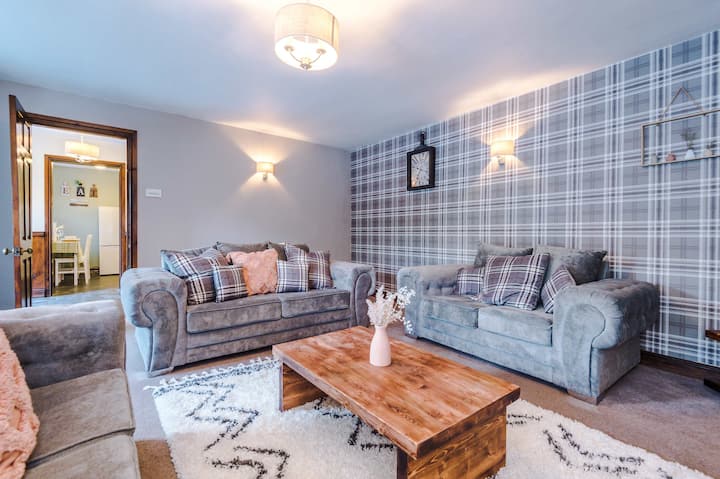 Vibrant 4br W/ Free Parking & Hot Tub - Dolgellau