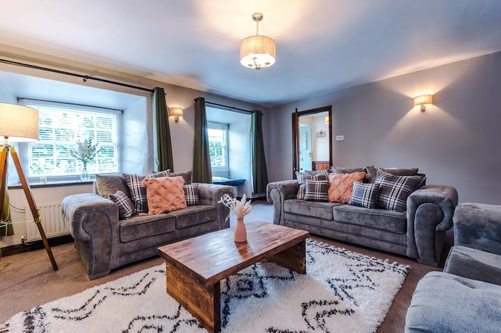 Bright 4br W/ Free Parking & Hot Tub - Dolgellau