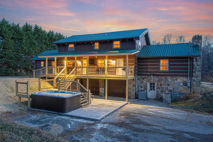 Smokies Getaway | Fire Pit, Game Room & Hot Tub! - Sevierville, TN