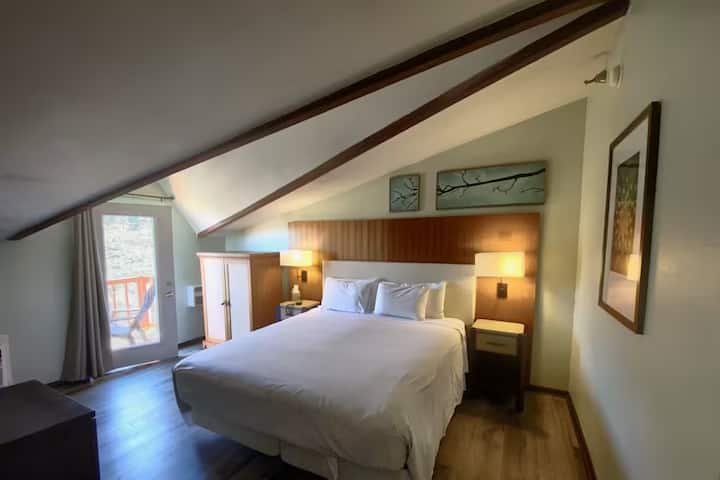 Balcony King Room At The Retreat - Free Parking - Mount Charleston, NV