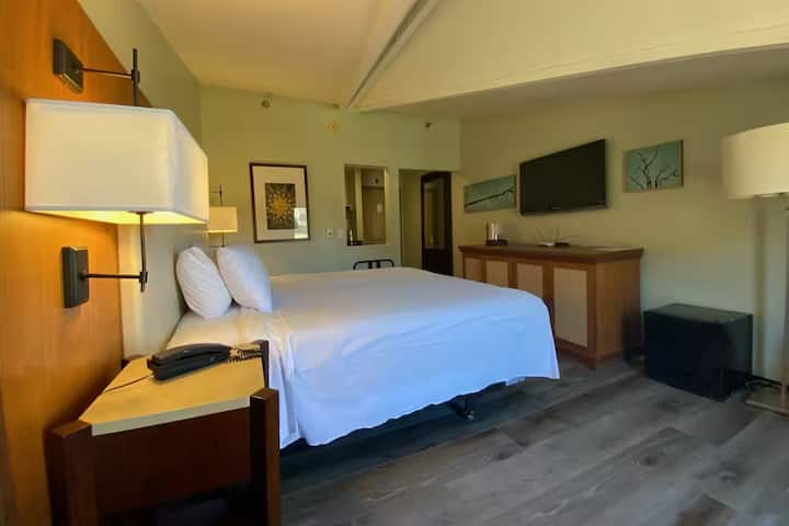 Balcony King Room At The Retreat - Free Parking - Mount Charleston, NV