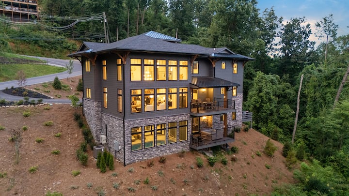Epic Views! Indoor Pool + Theater + Sleeps 20 - Gatlinburg, TN