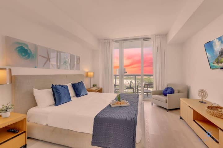 Modern 2 Br : Infiniti Pool, Gym, Balcony - Hallandale Beach, FL