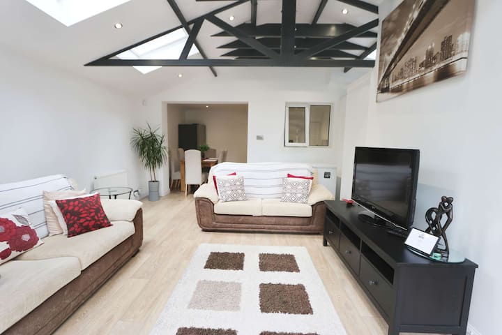 Four Bedroom House On Passage Road - Bristol