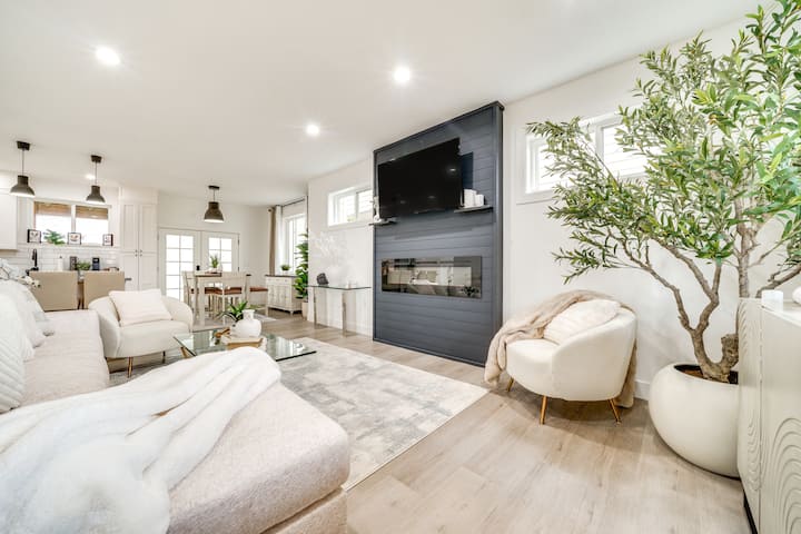 4 Mi To Dtwn: Modern Tacoma Home W/ Spacious Yard - Ruston, WA