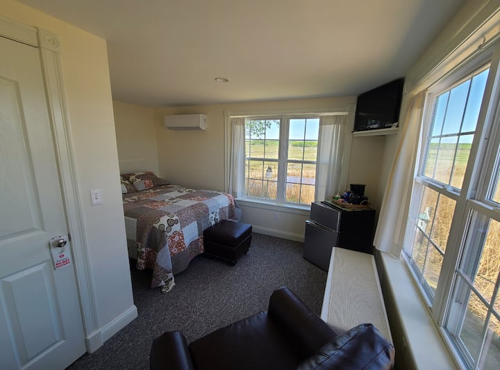 1 Queen Bed - Marshview - Wells, ME