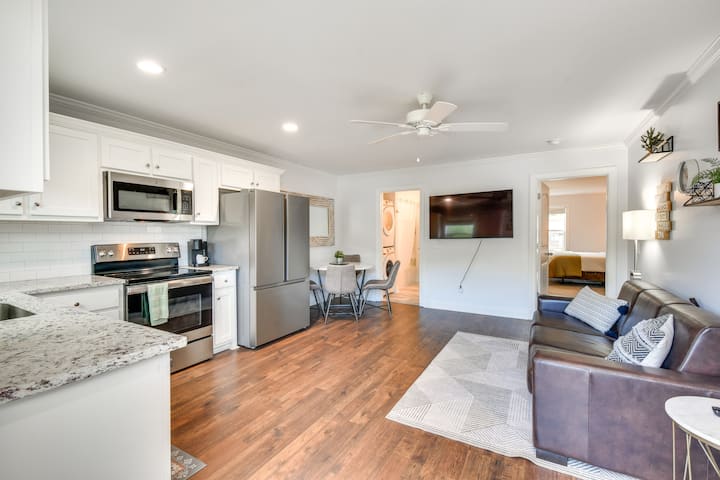 < 1 Mi To Tubing: Sleek Condo In Downtown Helen - Helen, GA