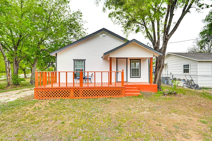 1 Mi To Dtwn: Family Home W/ Porch In Brownwood - Brownwood, TX