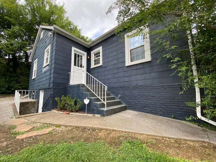 Comfy Bungalow Near Downtown | Balcony & Parking - Knoxville, TN