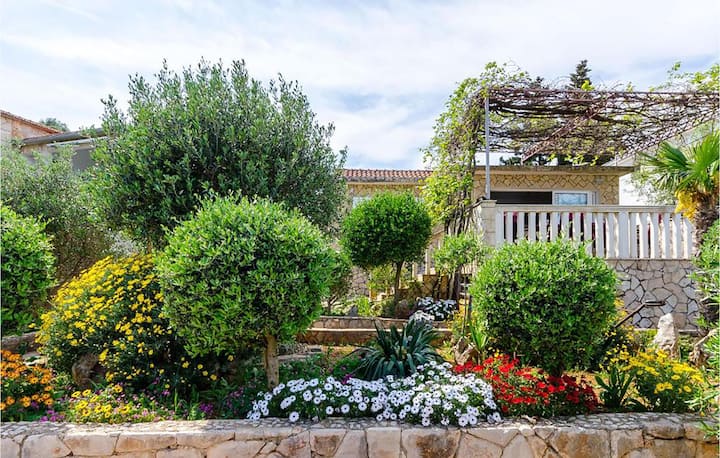 Amazing Home In Stari Grad - Cittavecchia