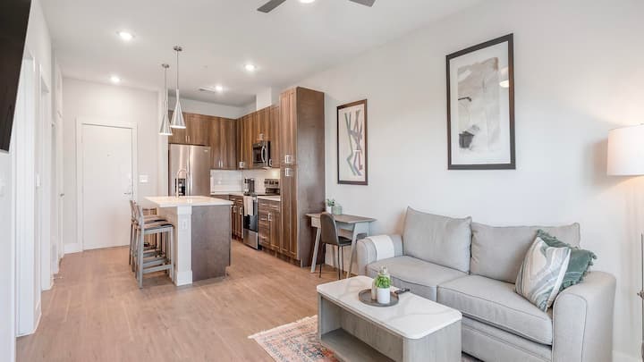 Landing | Incredible 1bd, Pool, Gym - Seguin
