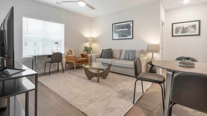 Landing | Modern 2bd, Pool, Gym - Seguin