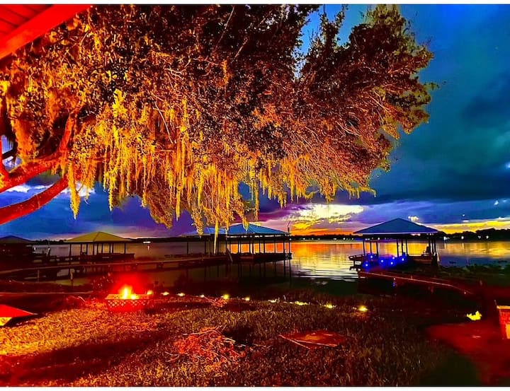 Lake Francis Lily Pad ~ Lakefront Home W/ Hot Tub - Lake Placid, FL