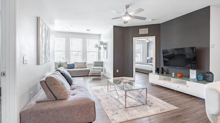 Landing | Modern 2bd, Pool, Gym - Tampa, FL