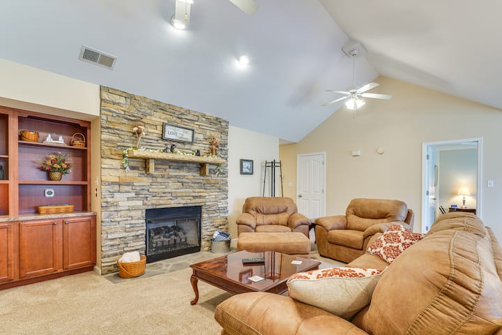 Home 2 Mi To Island In Pigeon Forge! - Pigeon Forge, TN