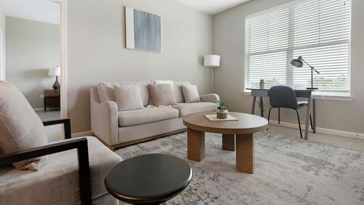 Landing | Chic 2bd, Clubhouse, Gym - Chesterfield, MO