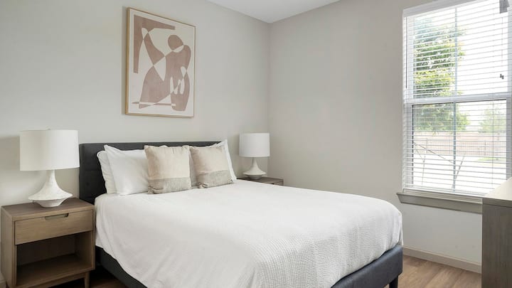 Landing | Modern 2bd, Courtyard, Gym - Pflugerville, TX