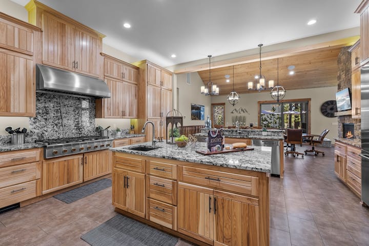 New Luxury 8br 8.5 Bath Home Sleeps 20, Hot Tub - 선리버