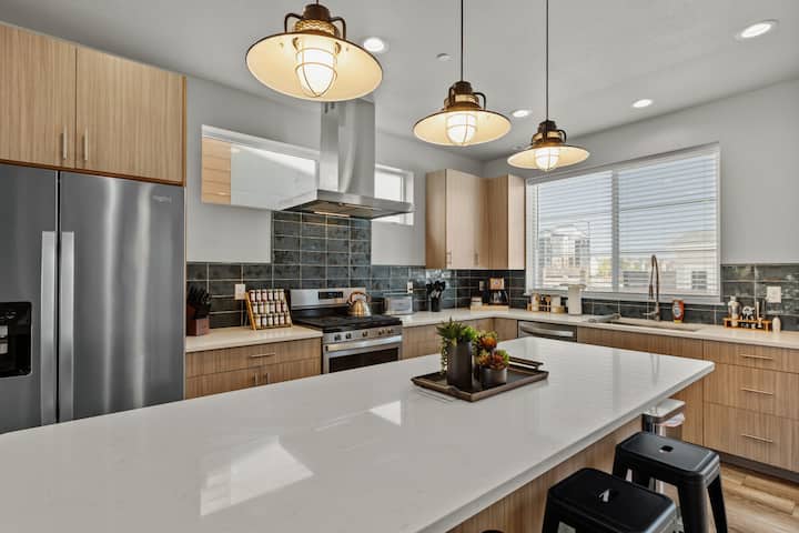 Chic Retreat | Rooftop Fireplace Ensuite Bathrooms - Fort Collins, CO