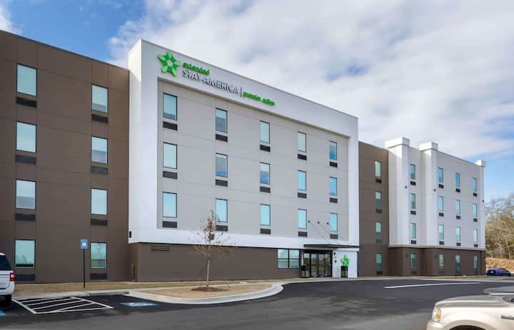 Escape Near San Antonio + Free Breakfast & Parking - Garden Ridge, TX