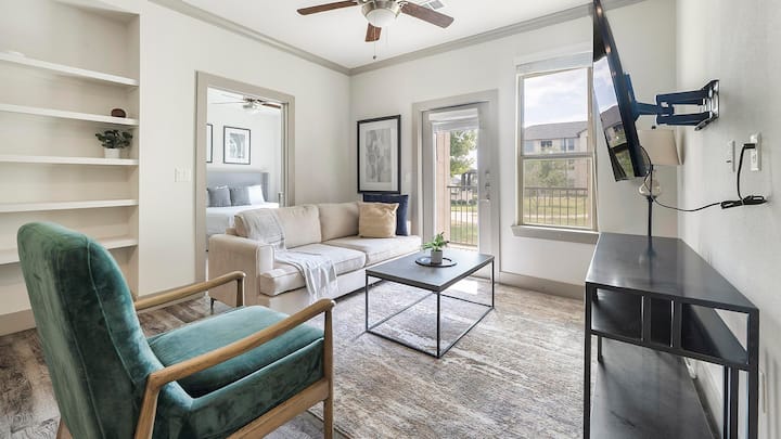 Landing | Amazing 2bd, Gym, Pool - Elgin, TX