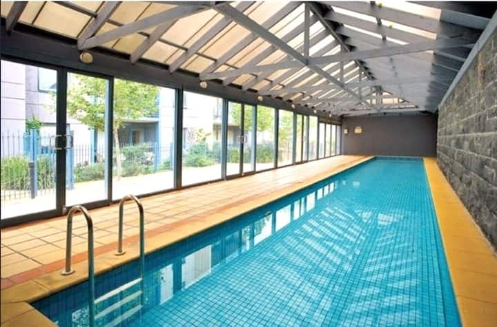 Tranquil 2-bed Apartment With Pool And Gym Access - Melbourne