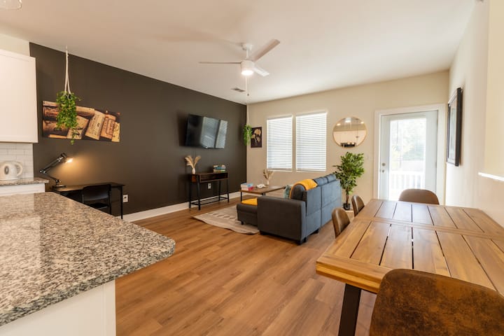 Queen Bed_pool Table_wi-fi_downtownwilmington - Wilmington, NC