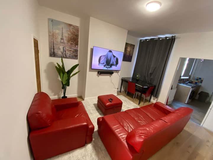 Cosy 2-bed House - Sleeps 4, Garden & Pet-friendly - Leicester