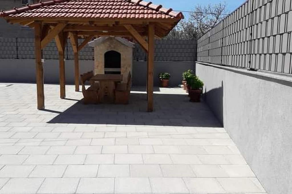 K-24444 Casa de cuatro dormitorios con terraza Šibenik - Casas en renta ...