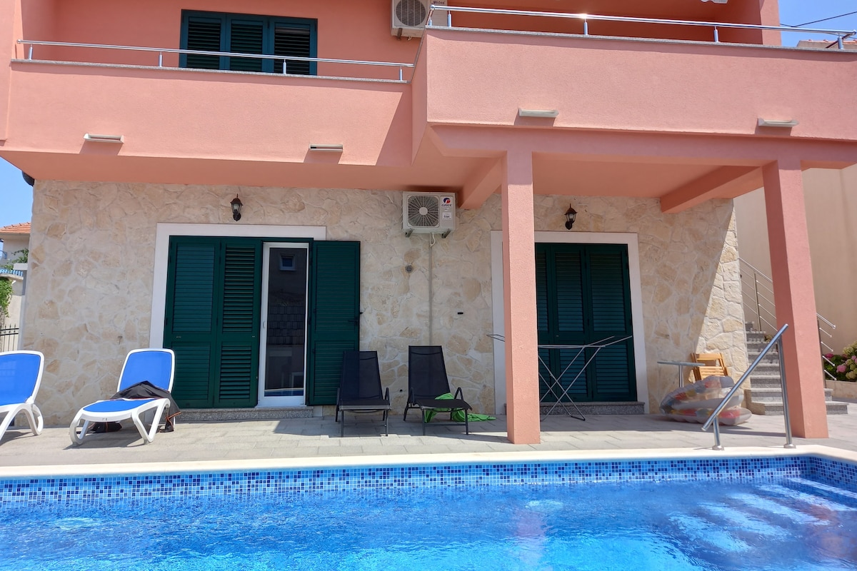 K-24444 Casa de cuatro dormitorios con terraza Šibenik - Casas en renta ...