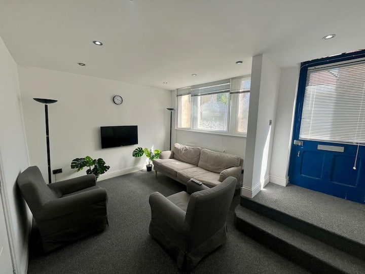 Spacious 4-bed House - Sleeps 11, Garden & Parking - Faversham