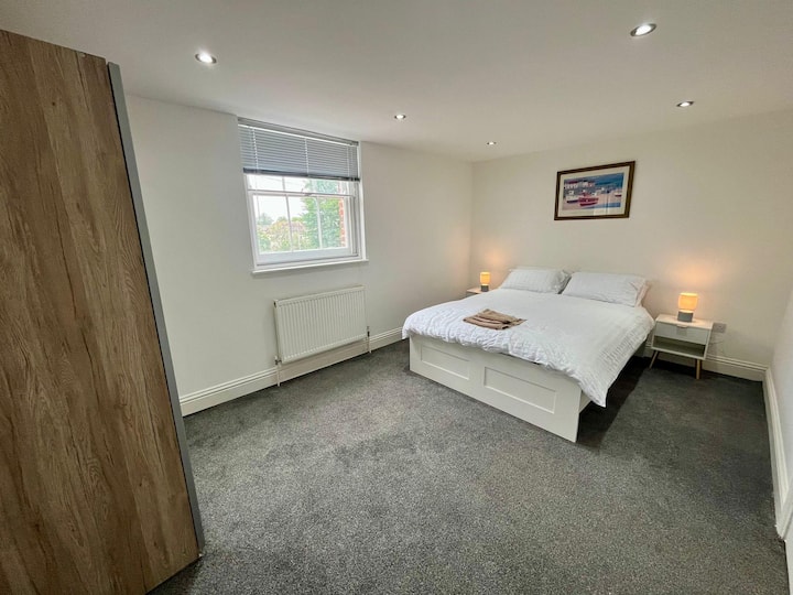 Spacious 4-bedroom House - Garden & Free Parking - Sittingbourne