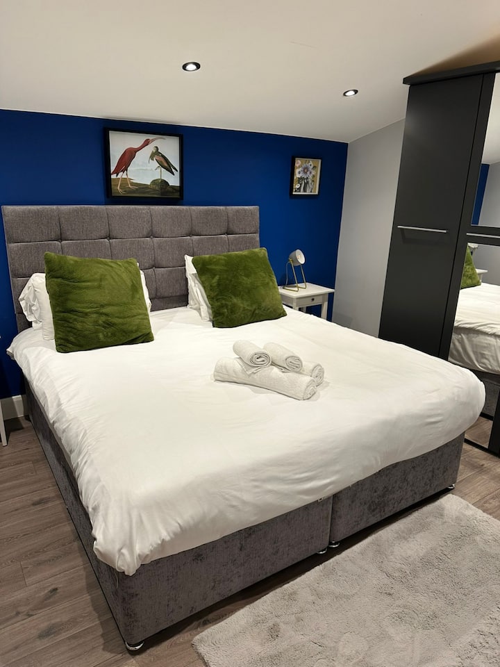 Jacuzzi Retreat Watford | Perfect For 6 - Watford