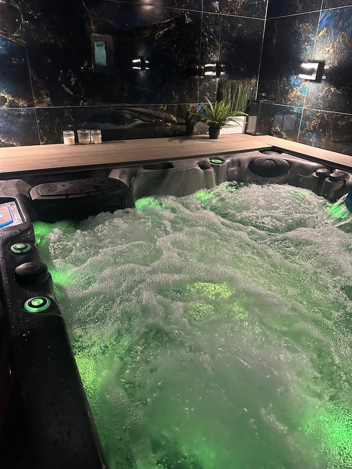 Jacuzzi Retreat Watford | Perfect For 6 - St Albans