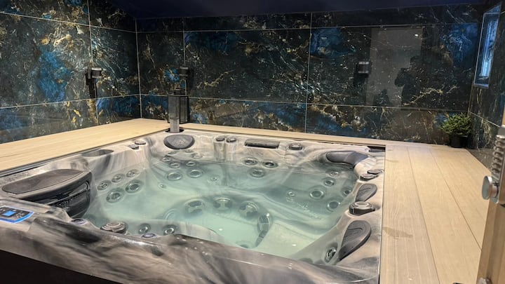 Jacuzzi Retreat Watford | Perfect For 6 - St Albans