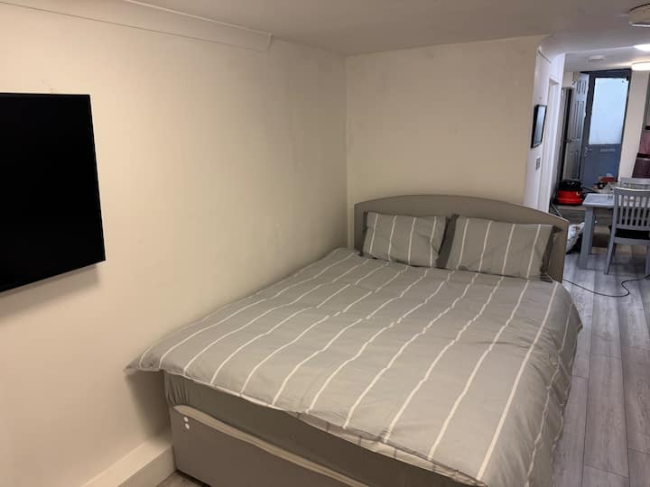 Plymouth - Studio - Sleeps 2 - Parking - Plymouth