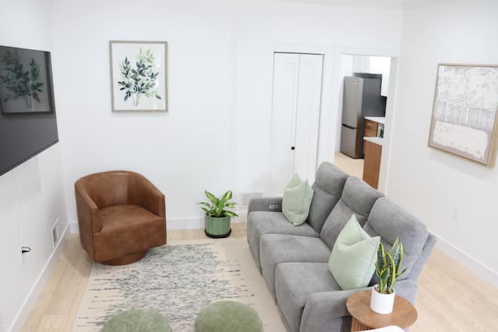 Chic 2br W/urban Patio + Walk To Nyc Transit - Verona