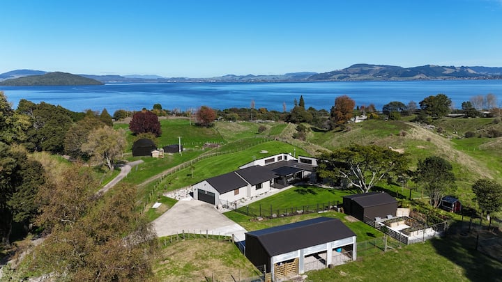 Luxury Lakeview Farmhouse - Rotorua