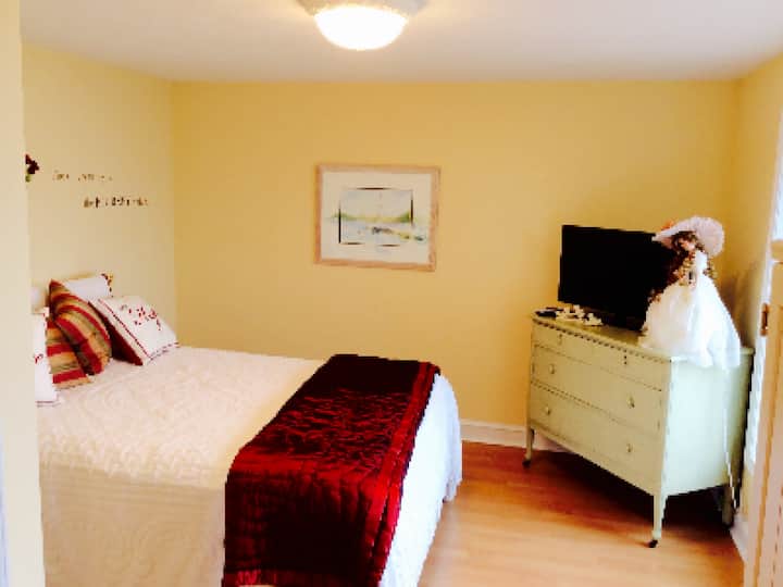 Queen Ensuite With Shower & Lake View At Pictured - Munising, MI