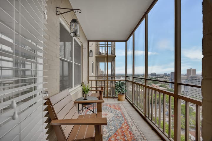 Downtown Condo W/ Balcony & Workspace - Atlanta, GA