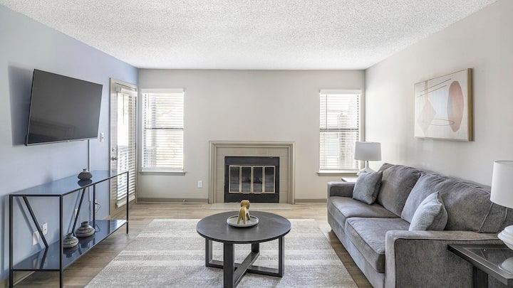 Landing | Spectacular 2bd, Pool, Gym - Huntsville, AL