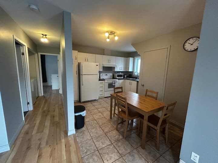 Qc Home: Near Centre Vidéotron + Ev + Free Parking - Quebec