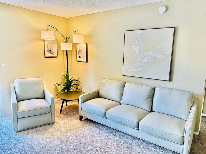 Tranquil Green Hideaway/ 2baths /Sleeps 7 - Reno, NV