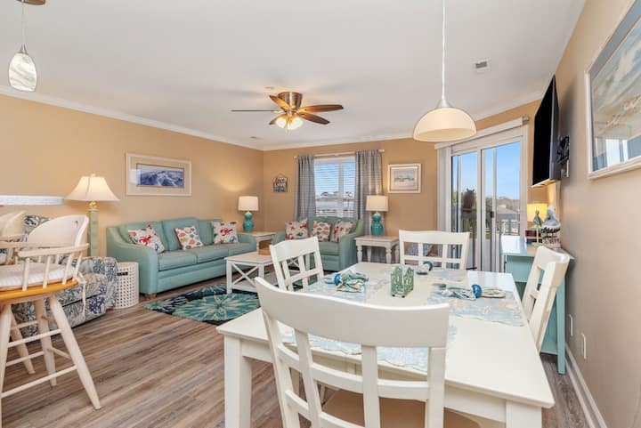 Turtle Tracks: Charming Condo Close To The Beach - Oak Island, NC