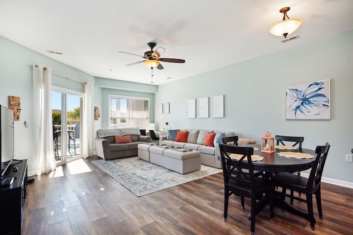 Beachside Breeze: Modern Condo In Walking - Southport, NC