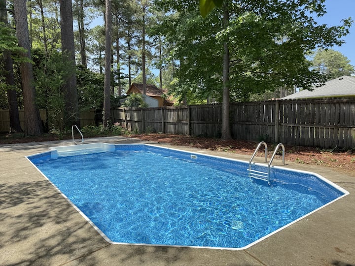 Relaxing Pool,cozy Backyard/3bdr,7 Min To Ft Bragg - Fayetteville, NC