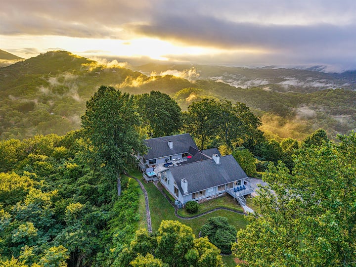 360° Mountain Views | Movie Theater & Hot Tub - Bryson City, NC