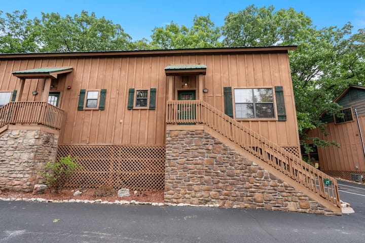 Peaceful Branson Cabin With Perks - Branson, MO